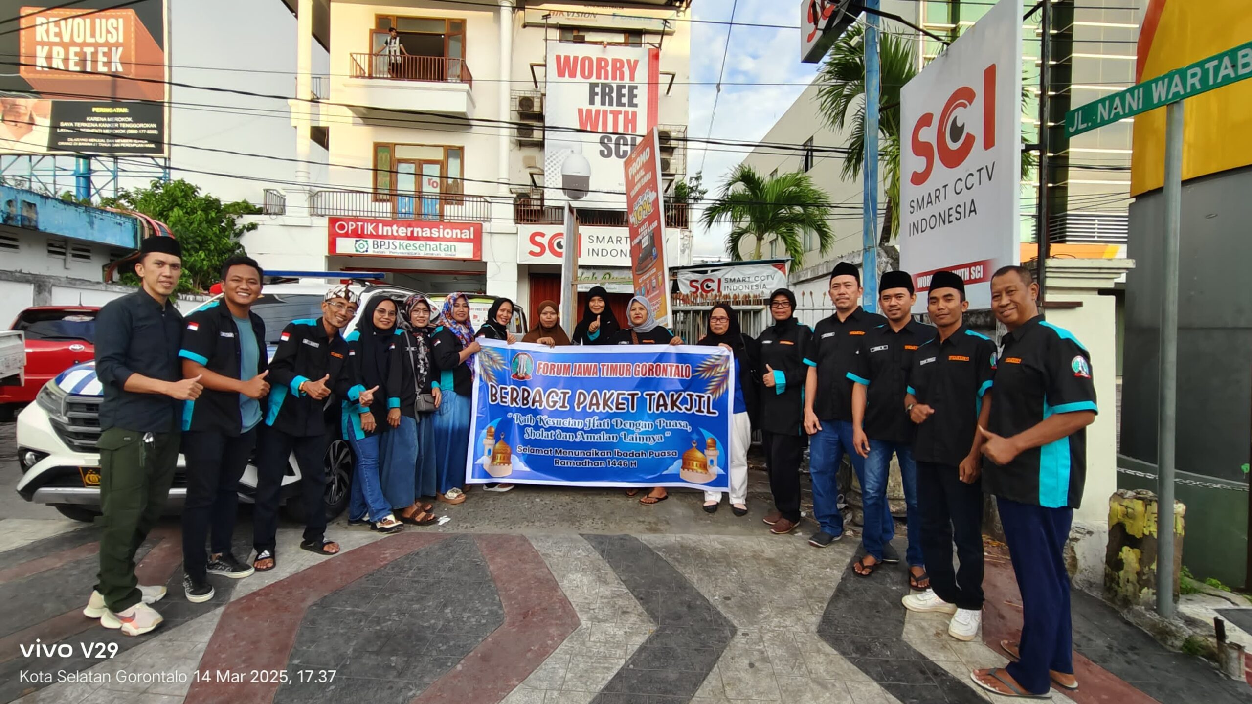 FORJATIM Gorontalo Berbagi 700 Paket Takjil di Bundaran Saronde - Komparasi.id