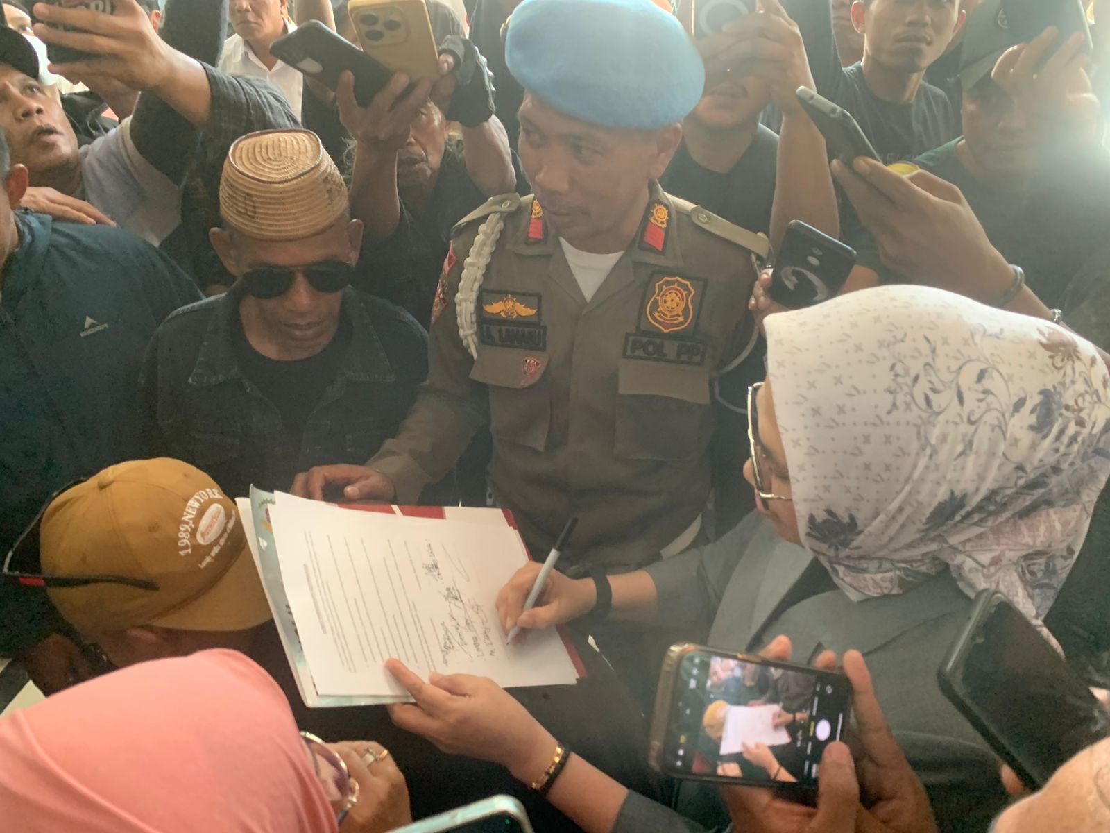 DPRD Provinsi Gorontalo dan Penambang Bone Bolango Teken MoU - Komparasi.id